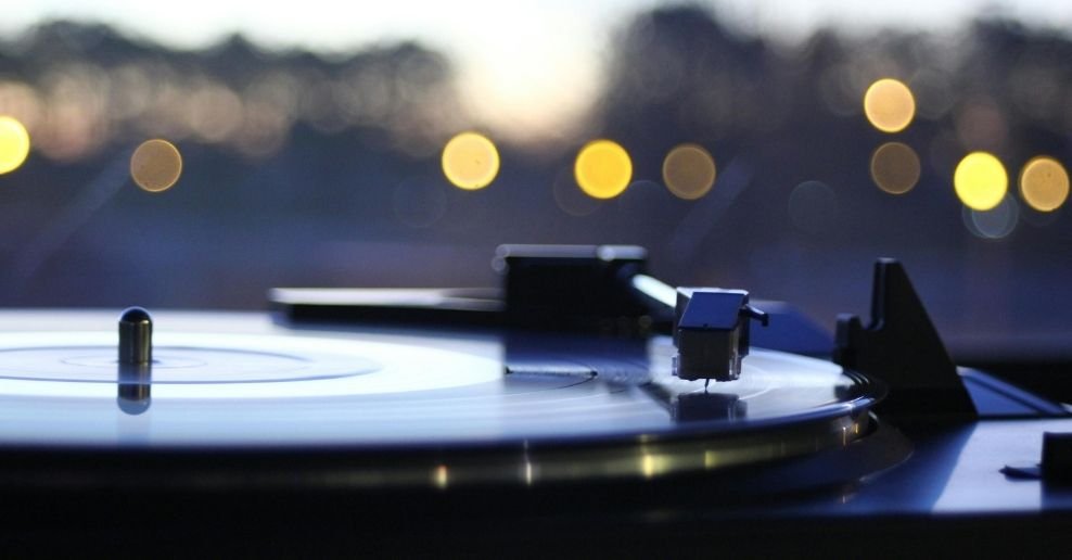 Descubre la Magia: ¿Cómo Funciona un Tocadiscos de Vinilo? – Vinilo Retro